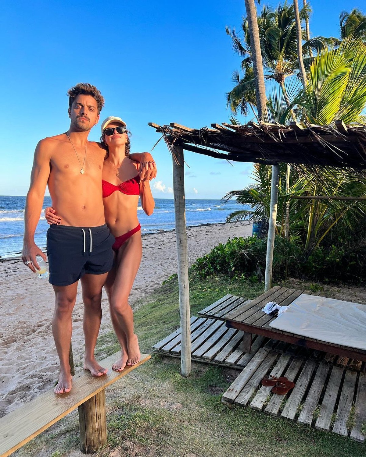 Rodrigo Simas abre álbum de viagem com Agatha Moreira