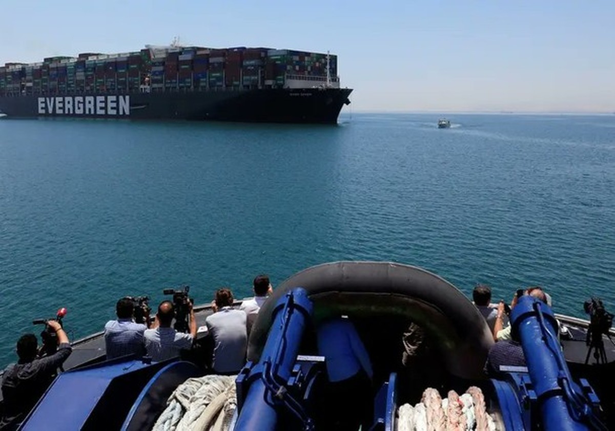 Depois de mais de 100 dias, o navio gigante Ever Given, que encalhou no ...
