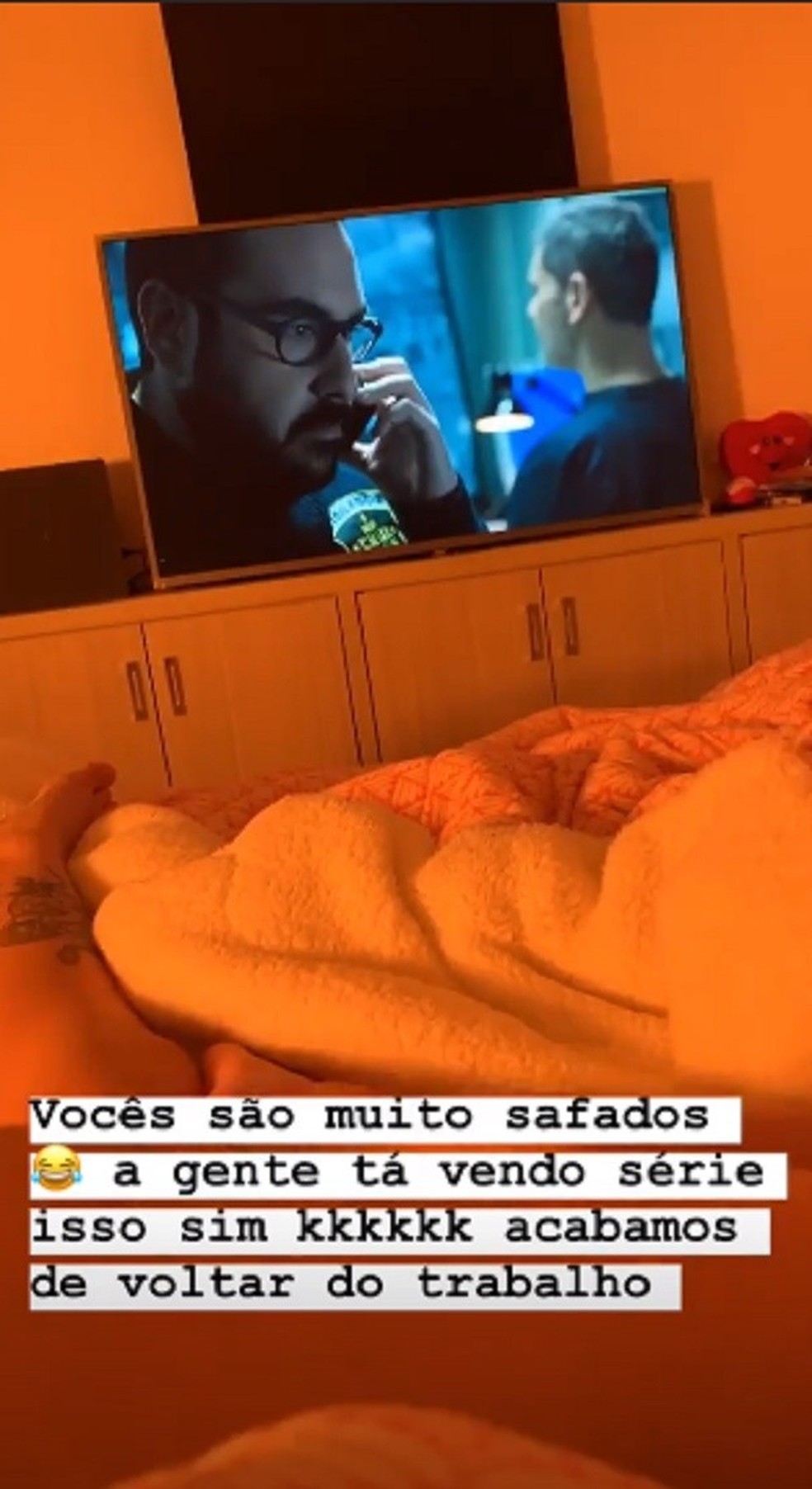 MC Mirella posta foto ousada com o namorado, mas avisa: 'Vendo série'