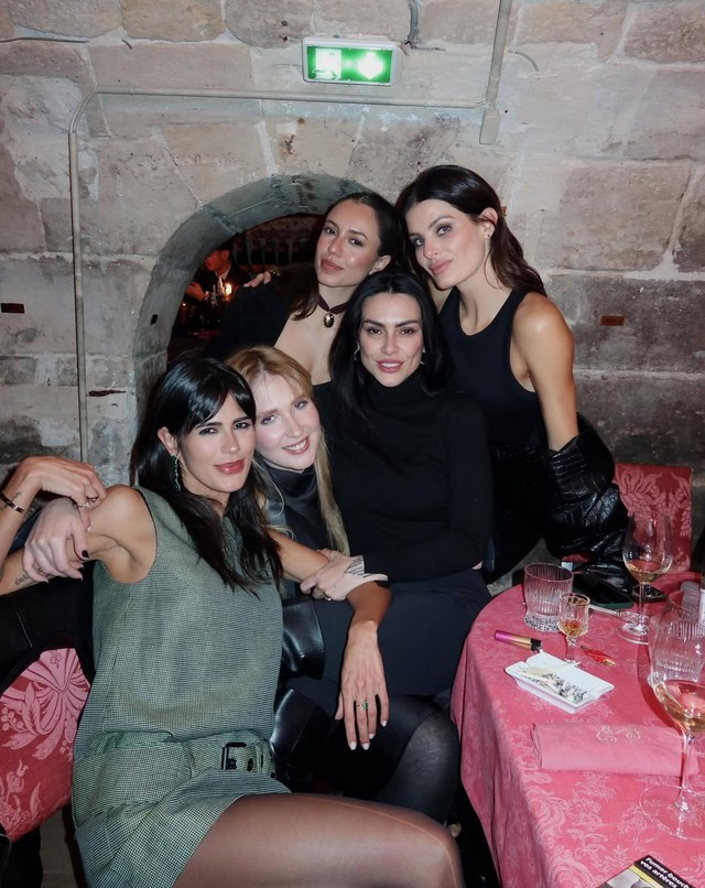 Cleo abre álbum de fotos e mostra celebração do aniversário em Paris