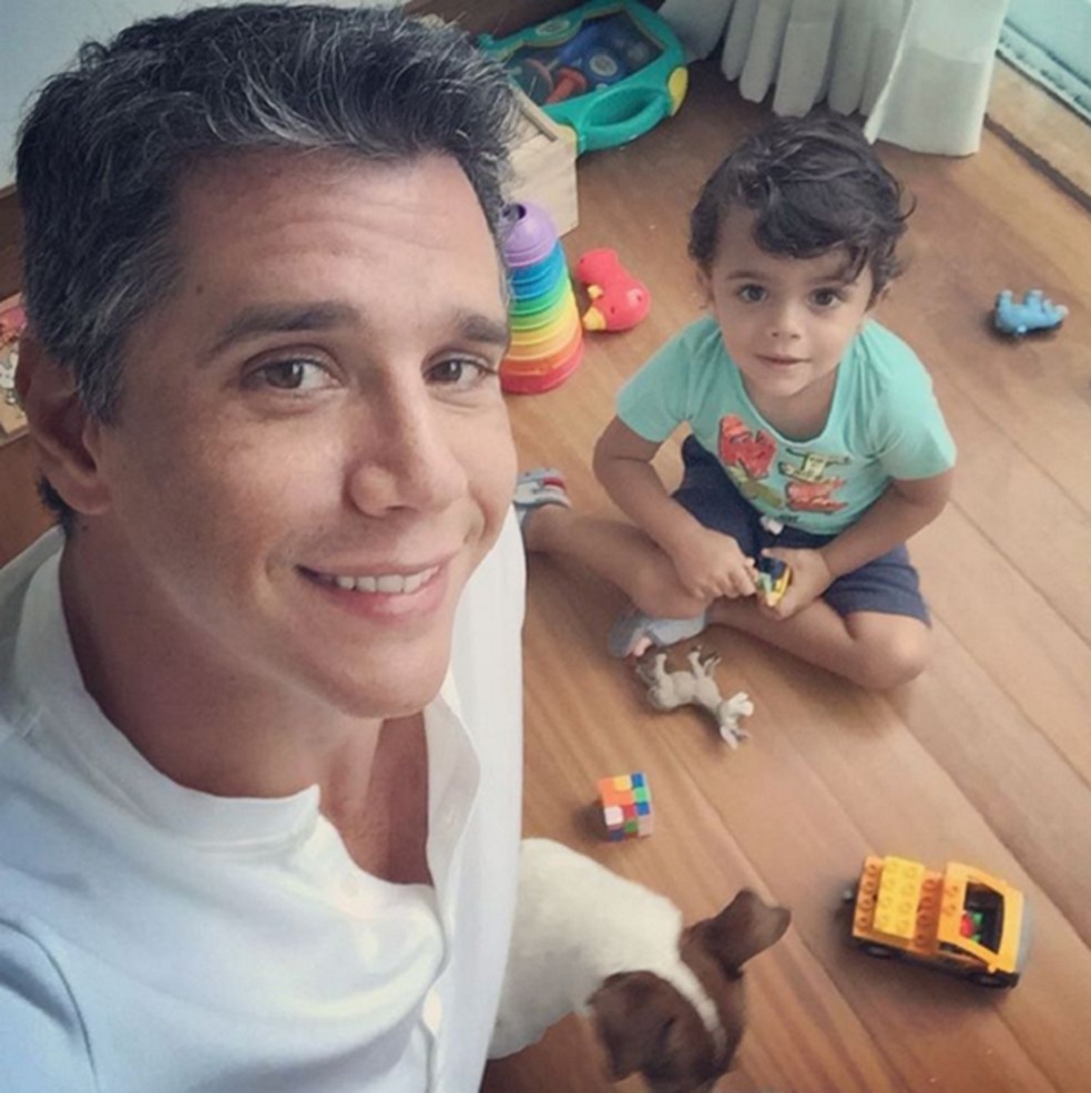 Marcio Garcia dá bom dia postando foto com filho