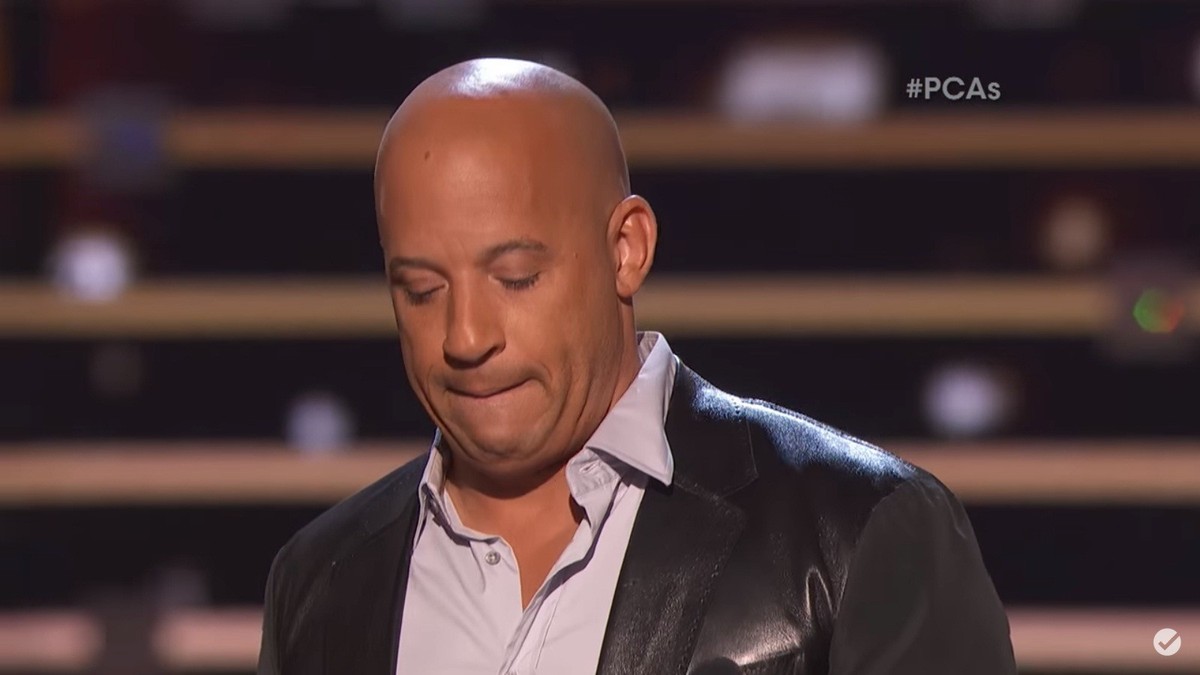 Vin Diesel faz discurso emocionante e canta pra Paul Walker em premiação
