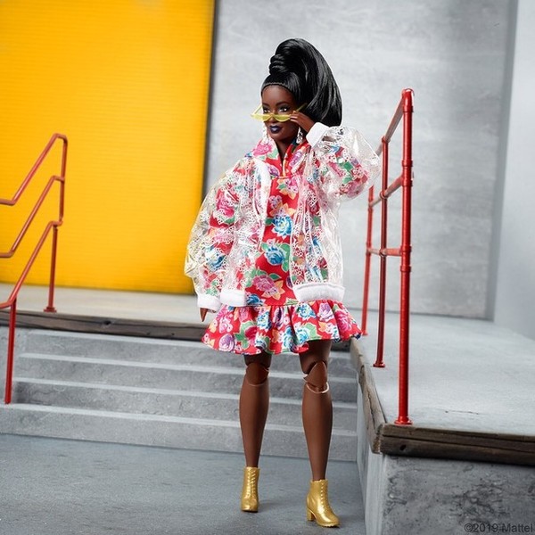Barbie aparece em versão street style e nós estamos apaixonadas