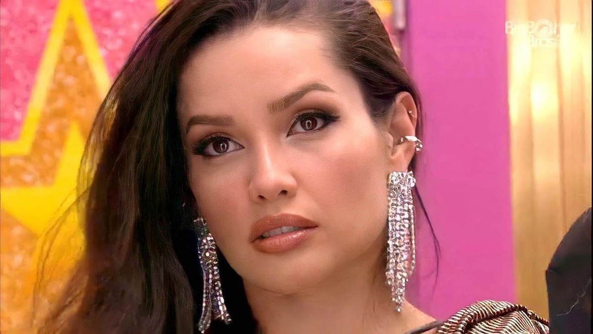 Juliette (a própria) está ensinando dicas de make nas redes sociais