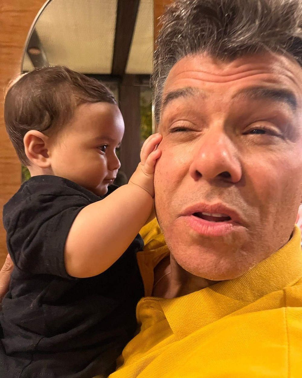 Maurício Mattar abre álbum de fotos inéditas com o neto