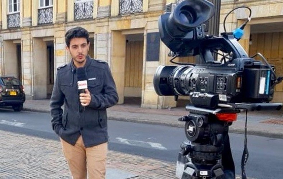 Repórter da GloboNews viraliza ao se fantasiar de 'fiscal de cancelamentos'