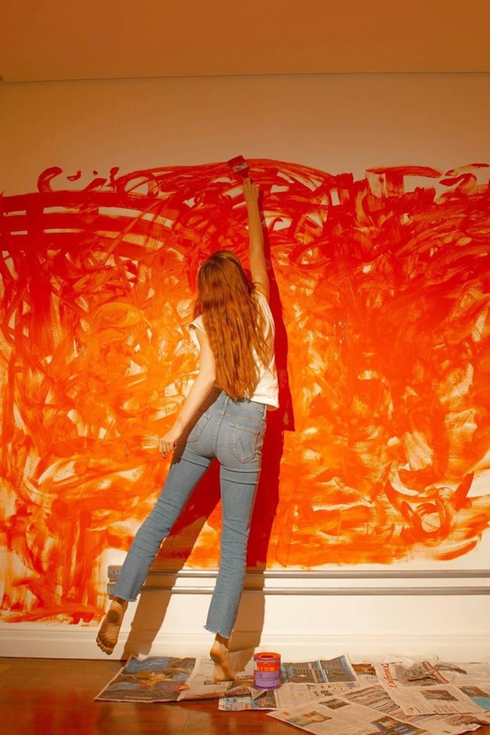 Marina Ruy Barbosa faz arte em parede