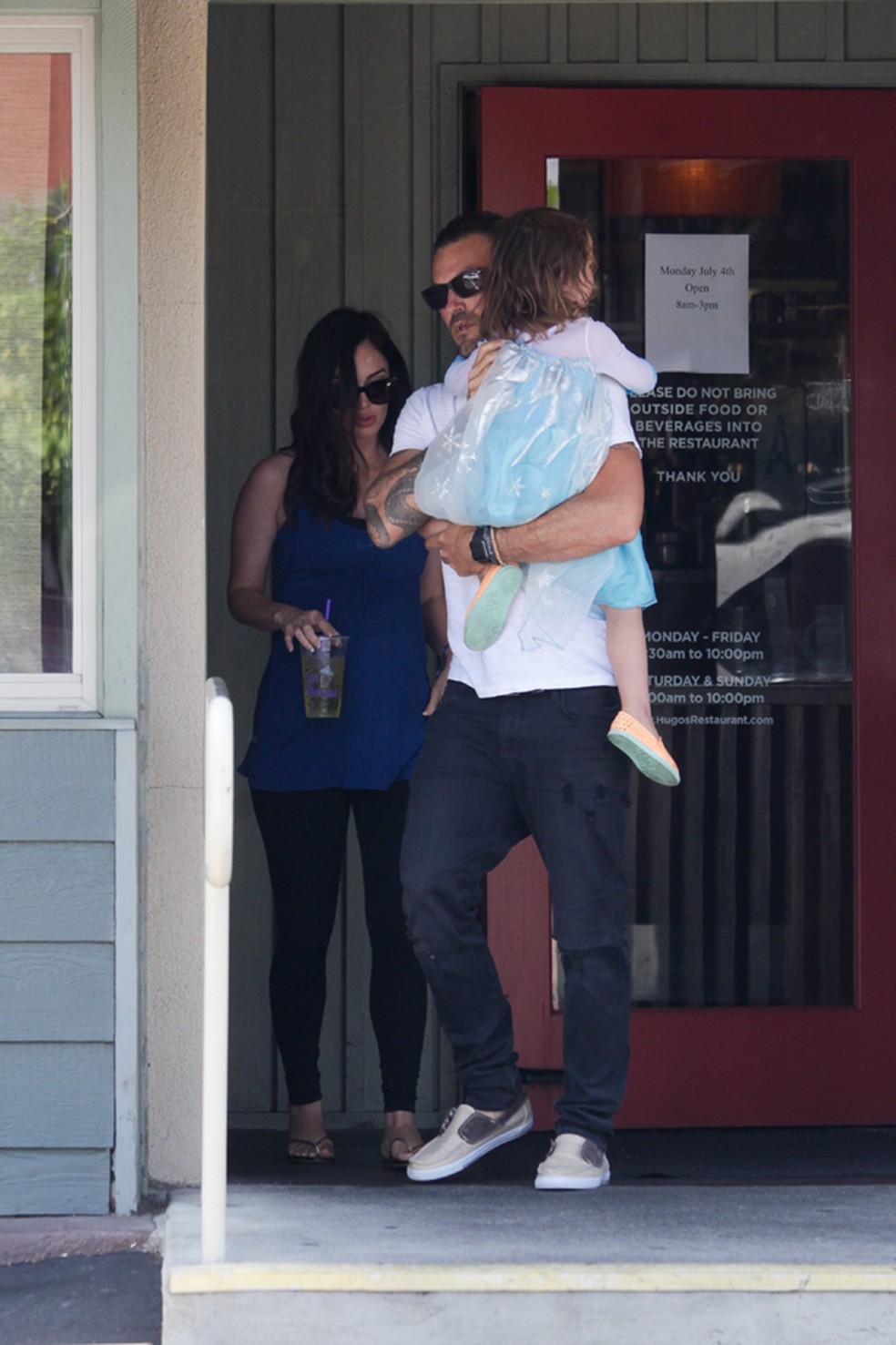 Grávida, Megan Fox exibe barrigão em passeio com a família. Que linda!