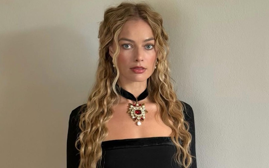 Margot Robbie se transforma em 'Barbie gótica' para promover 'O Morro ...