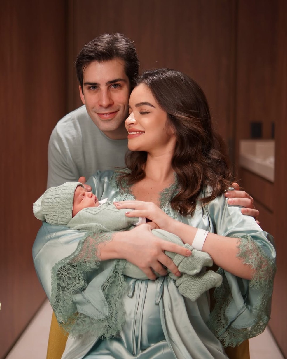 Gabriella Mustafá mostra rosto do filho pela primeira vez; confira álbum