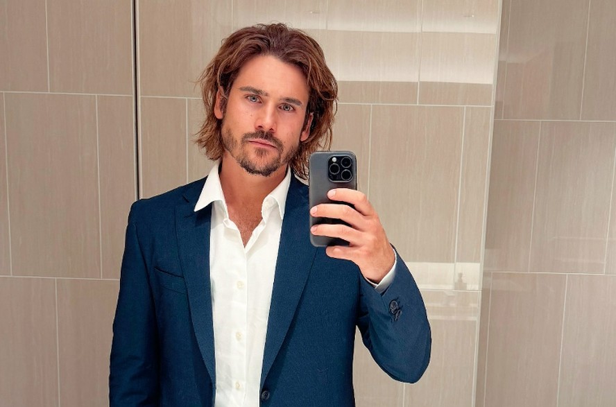 Nicolas Prattes abre álbum do mês e Sabrina Sato se declara: 'Te amo'