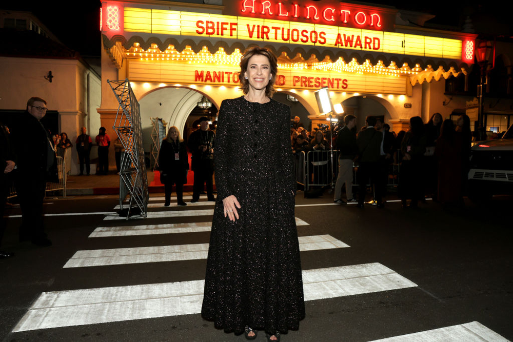 Fernanda Torres elege vestido com fenda para Festival de Cinema ...