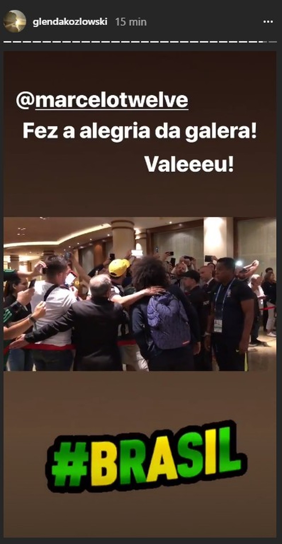 Marcelo é o único jogador da seleção que tira foto com os fãs em Moscou