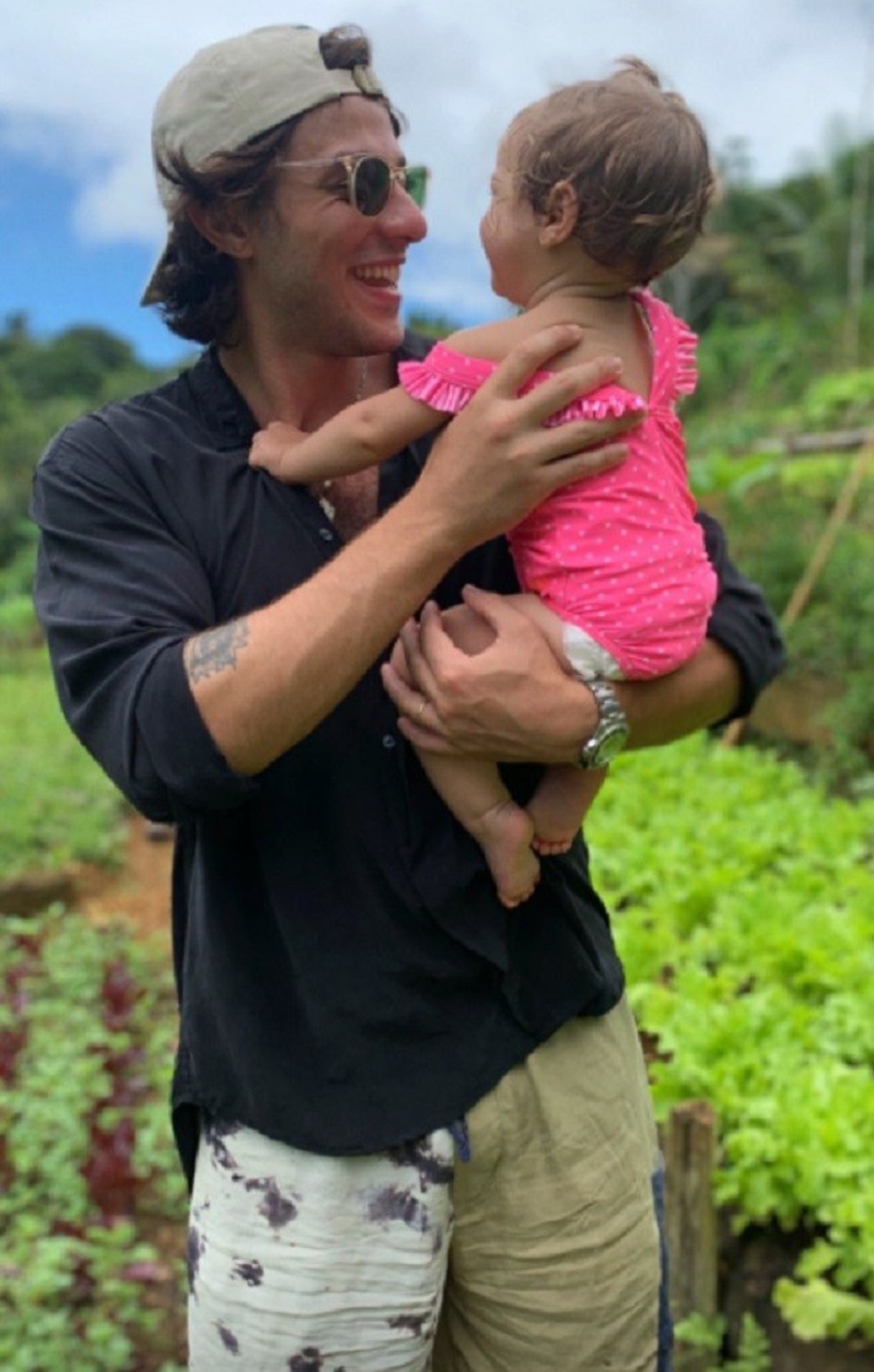 Chay surge sorridente em cliques com a filha Maria