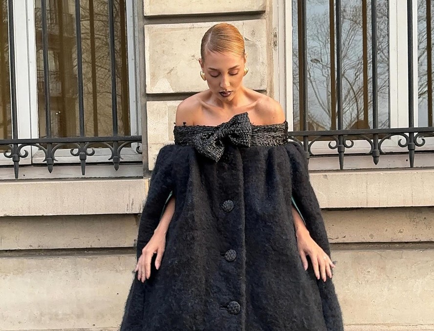 Malu Borges aposta em vestido gigante para desfile em Paris