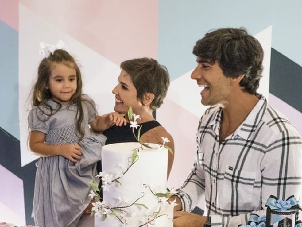 Maria Flor canta em festa de aniversário surpresa de Deborah Secco