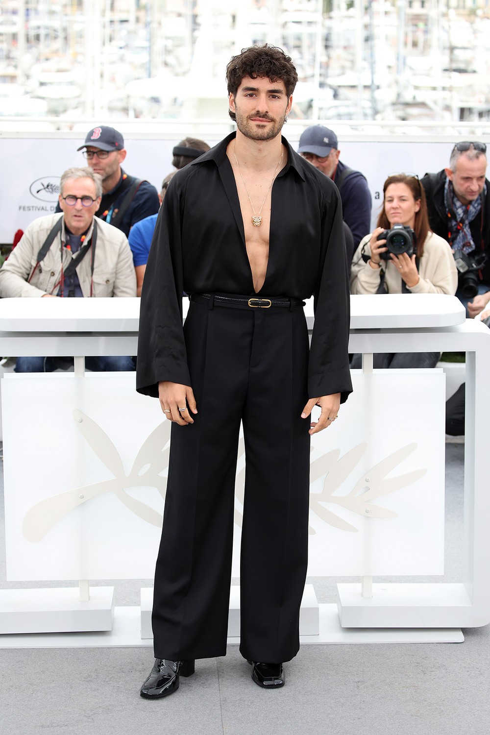Festival de Cannes 2023: atores mostram sintonia com looks de decote aberto