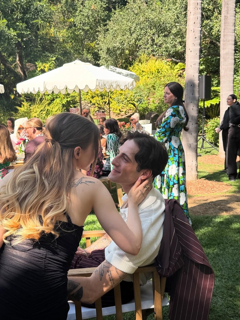 Dove Cameron e Damiano David comemoram dois anos de namoro e trocam ...