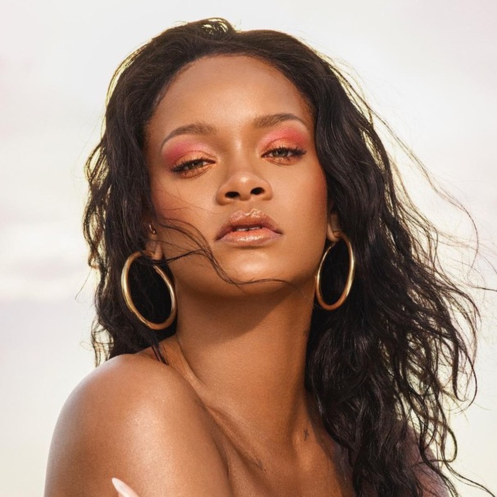 Nova coleção da Fenty Beauty reluz em arco-íris!