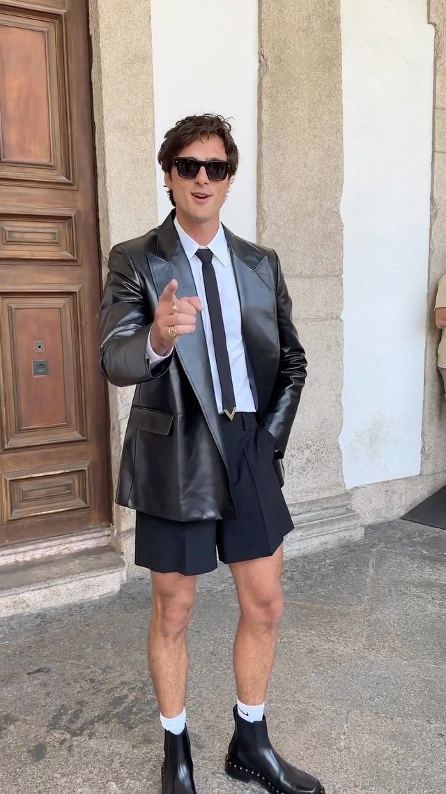 Jacob Elordi ousa com blazer e bermuda e ganha até 'lambeijo' na boca ...