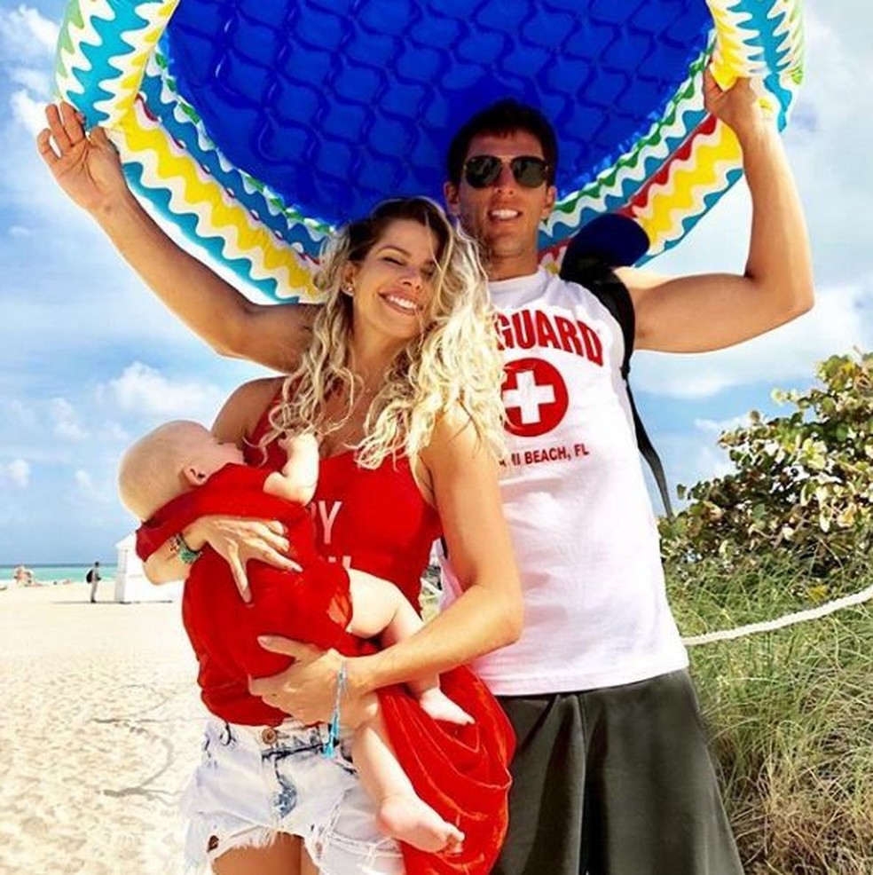 Karina Bacchi curte domingo em família