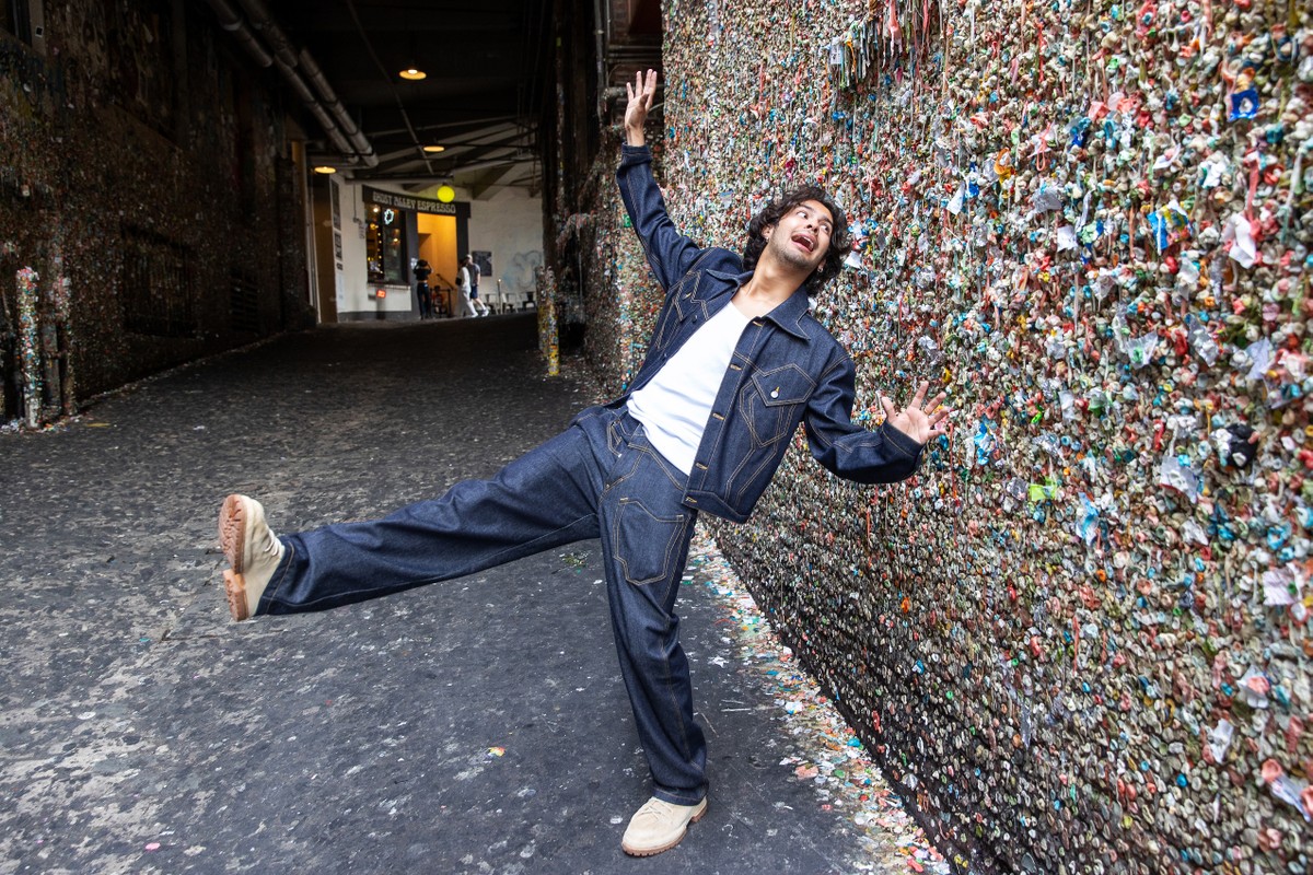 Xolo Maridueña esbanja carisma e simpatia em evento de Besouro Azul em ...