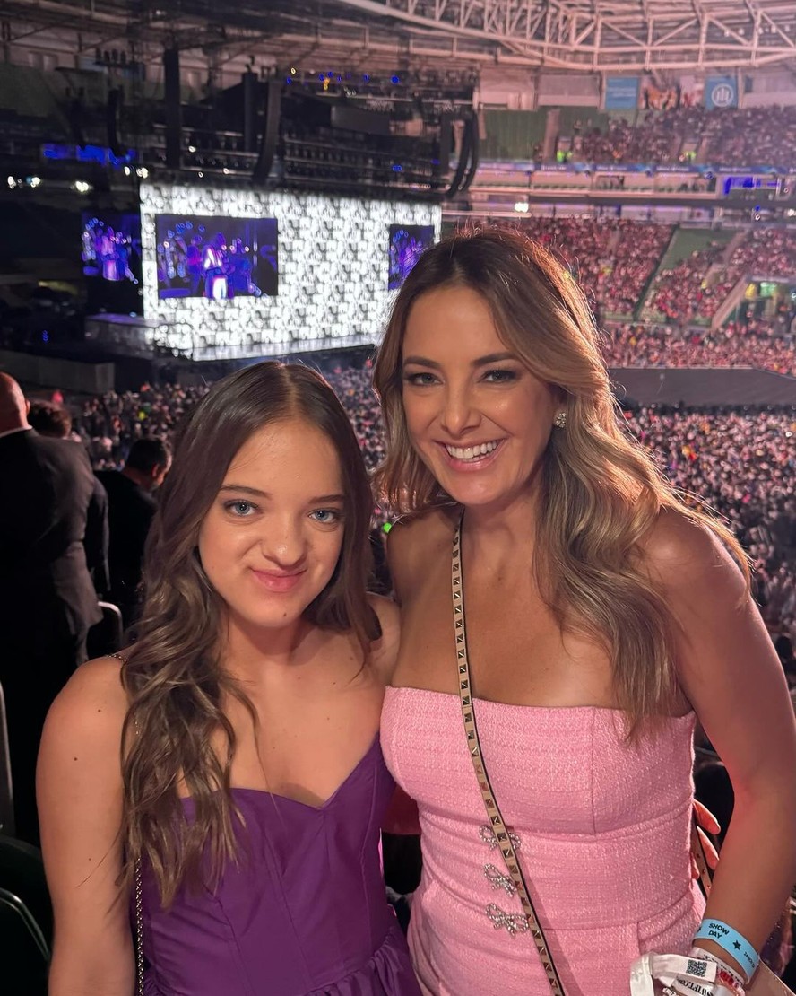 Ticiane Pinheiro acompanha a filha mais velha em show de Taylor Swift