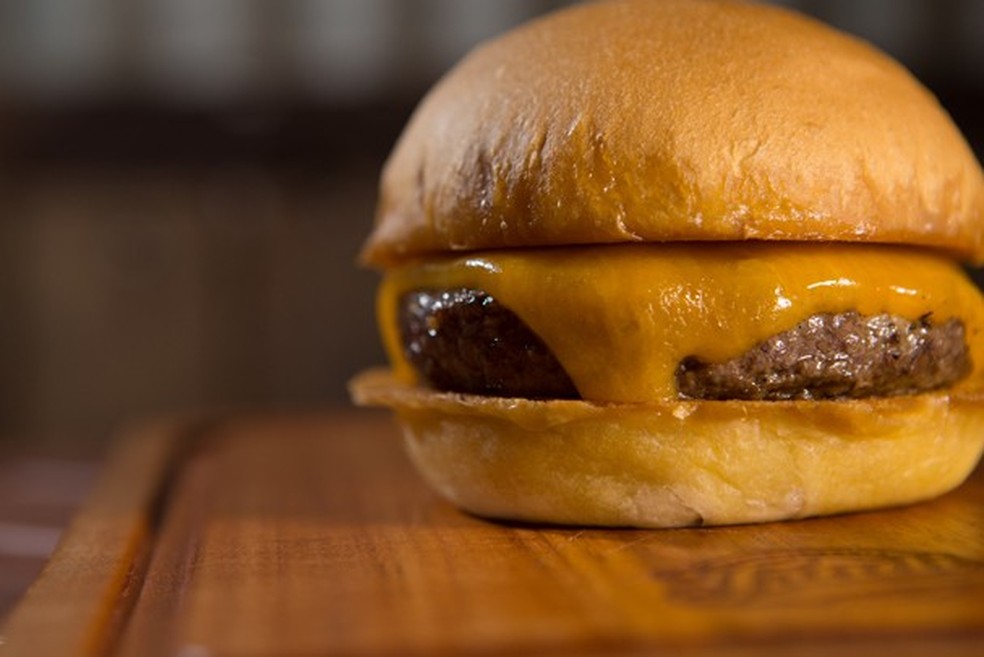 Hambúrguer Com Cheddar E Maionese Verde Queremos