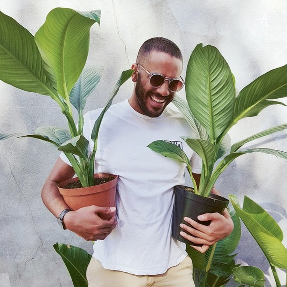 'Boys with Plants': conheça o perfil com cliques de homens jardineiros