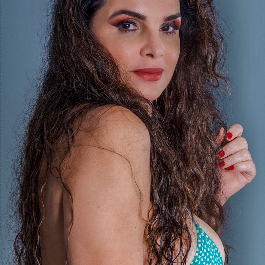 Luiza Ambiel filosofa na web com biquíni azul | Celebridades | Glamour