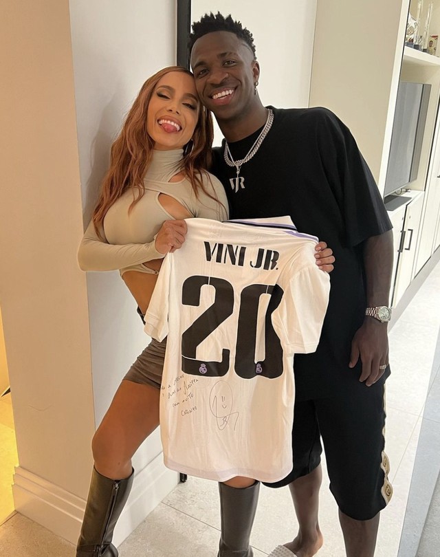 Em Madrid, Anitta elege look elegante e sensual e posa com Vini Jr