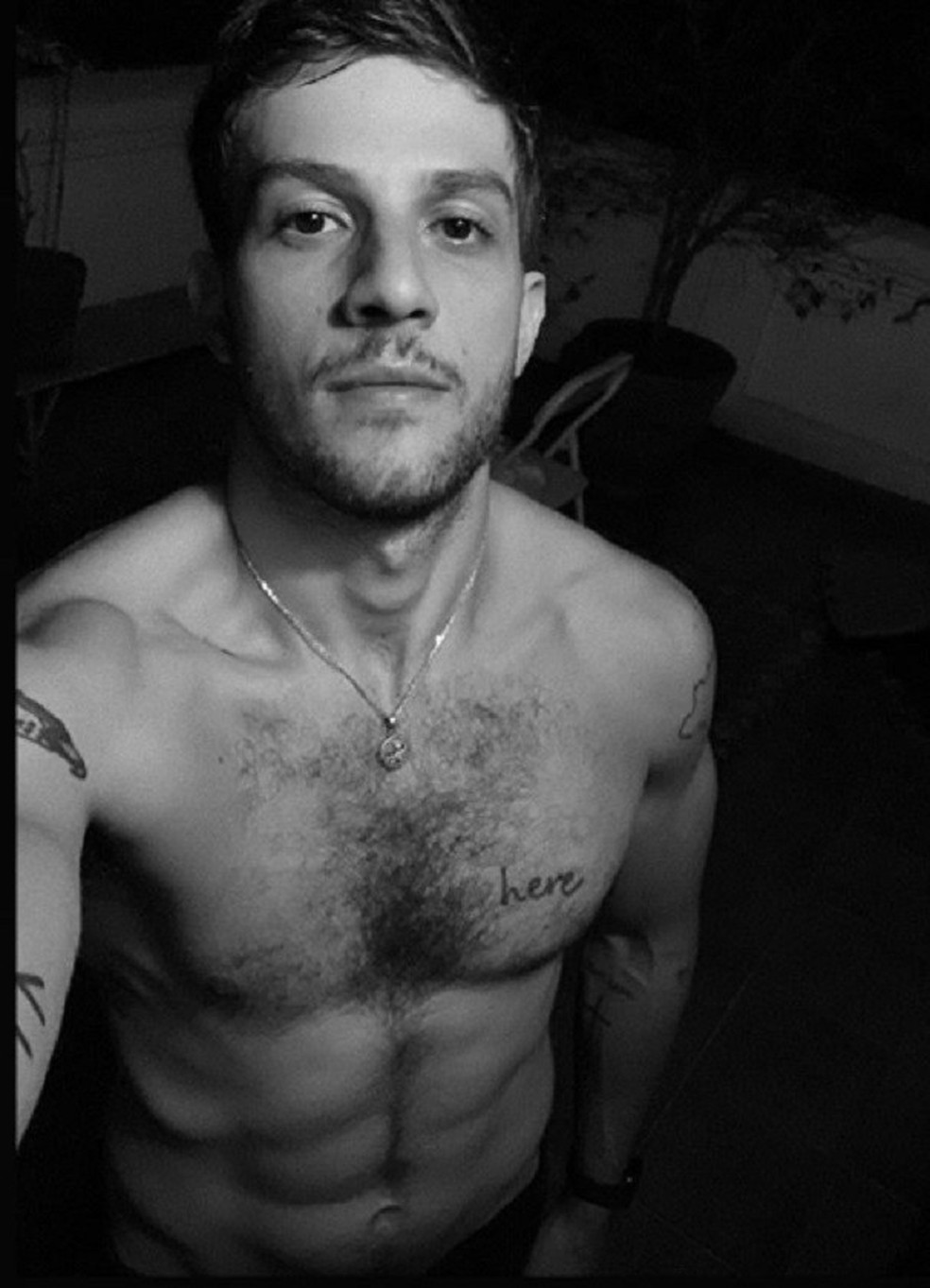 Chay Suede treina boxe em casa e posta vídeo para fãs