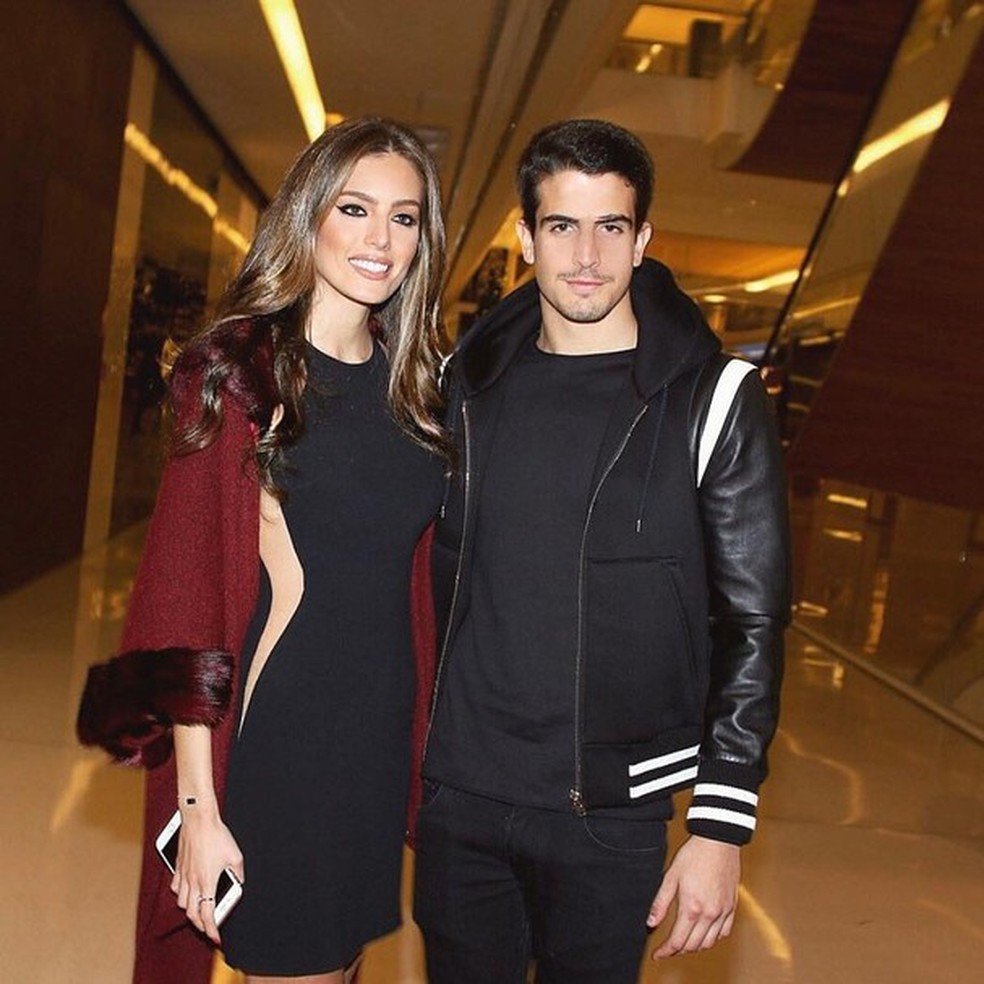 Romântico, Enzo Celulari dá buquê de flores para a namorada