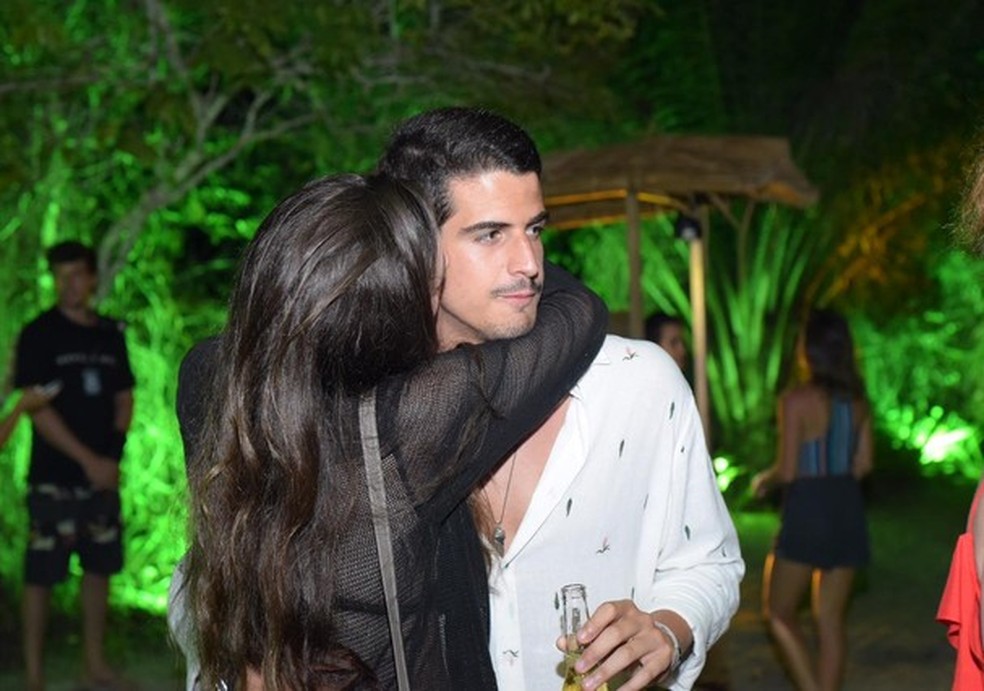 De cropped preto, Mariana Ximenes curte pré-Réveillon em Trancoso