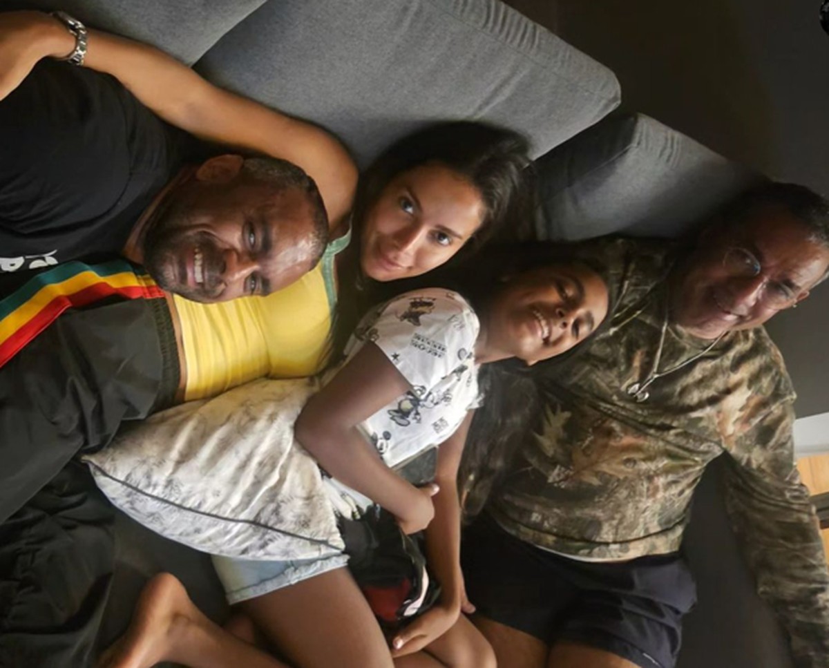 Anitta posa abraçadinha com o pai, irmão e sobrinha em Portugal