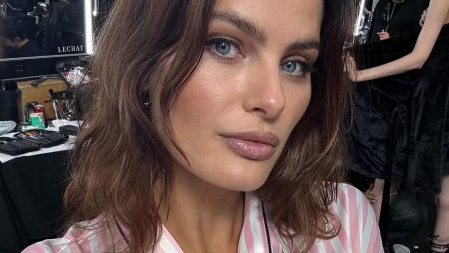Isabeli Fontana mostra bastidores do desfile da Victoria's Secret: 'Estou de volta'