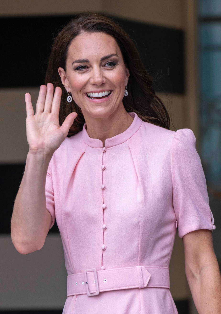 Kate Middleton aposta em novo look Barbiecore para reabertura do Young V&A em Londres | Moda ...