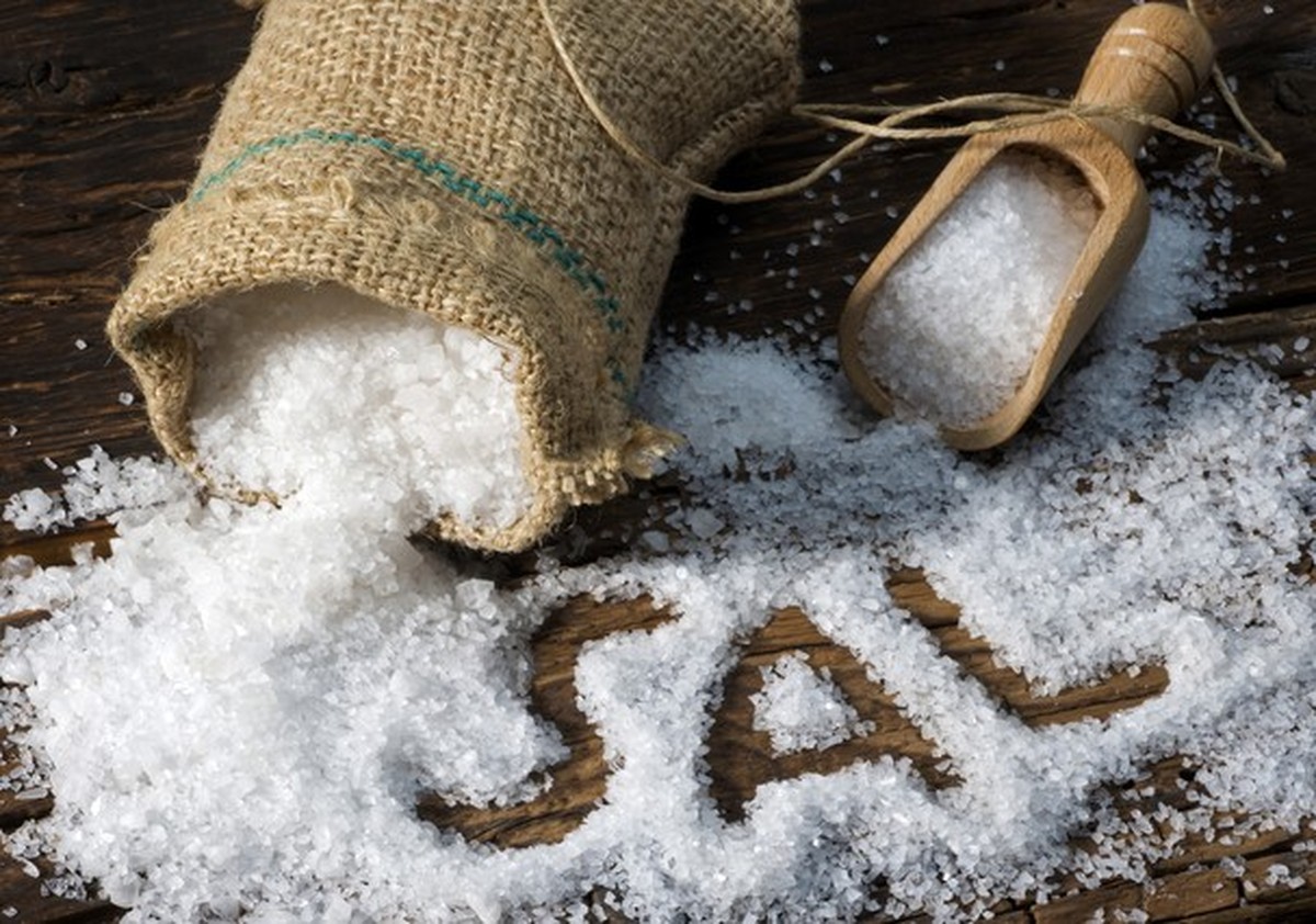 Você sabe quais são os benefícios de diminuir o sal da alimentação?
