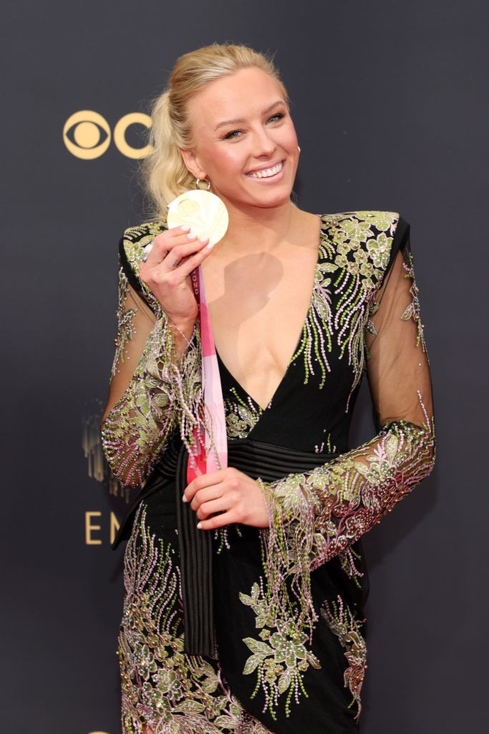 Emmy 2021: Jessica Long desfila com a medalha no tapete vermelho