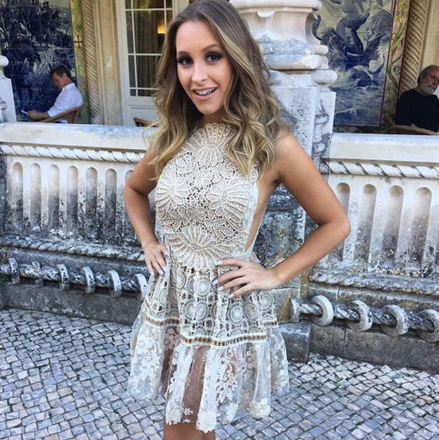 Após fim de novela, Carla Diaz aparece linda em Portugal