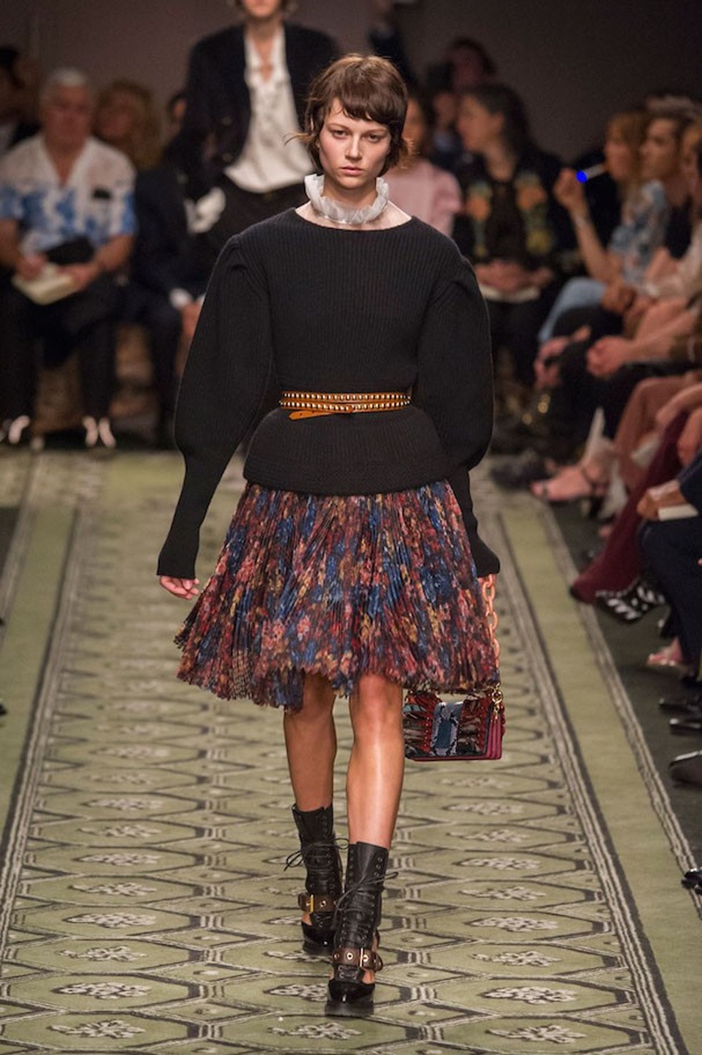 Entenda o que muda com o desfile 'see now, buy now' da Burberry e veja ...