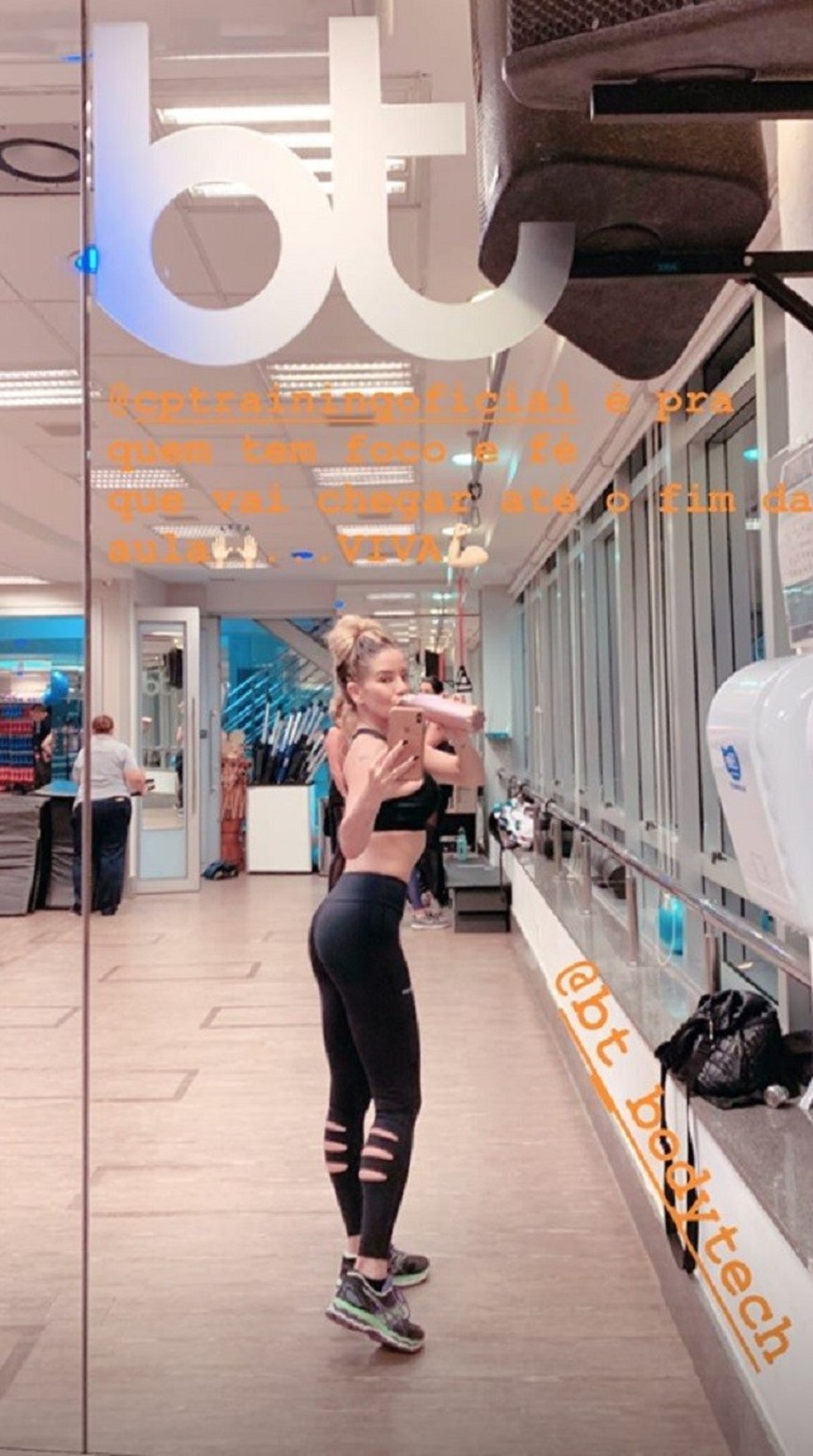 Dani Winits posa na academia: 'Pra quem tem foco e fé'