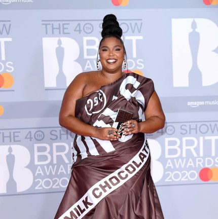 10 vezes em que Lizzo deu aula sobre estilo com seus looks autênticos