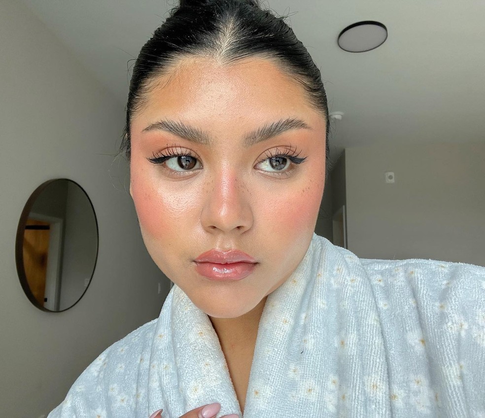 Peach Fuzz: 10 ideias de maquiagem com a cor do ano de 2024