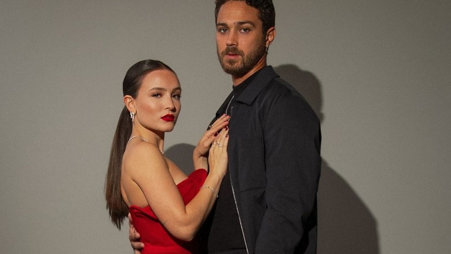 Larissa Manoela surge em clima de romance com André Luiz Frambach