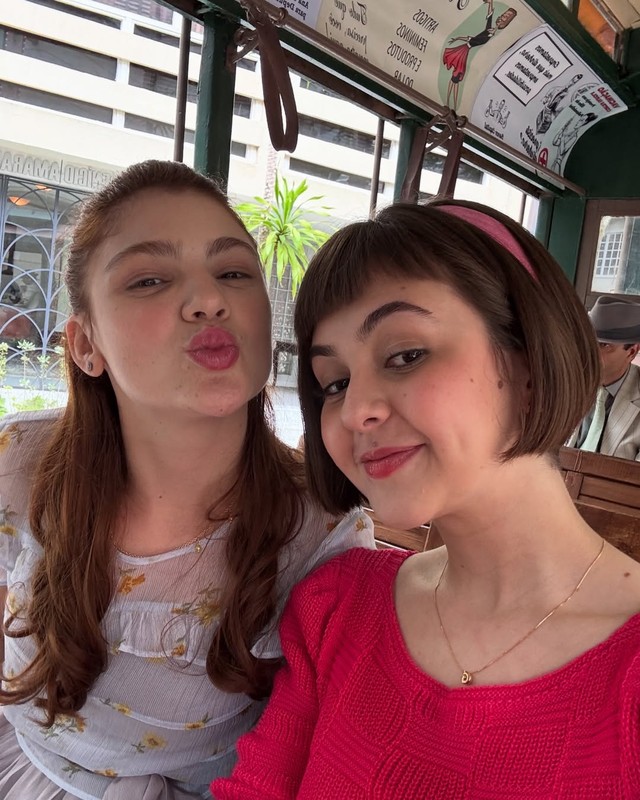 Klara Castanho mostra bastidores de novela com Maisa e brinca: 'Minha dupla venenosa'