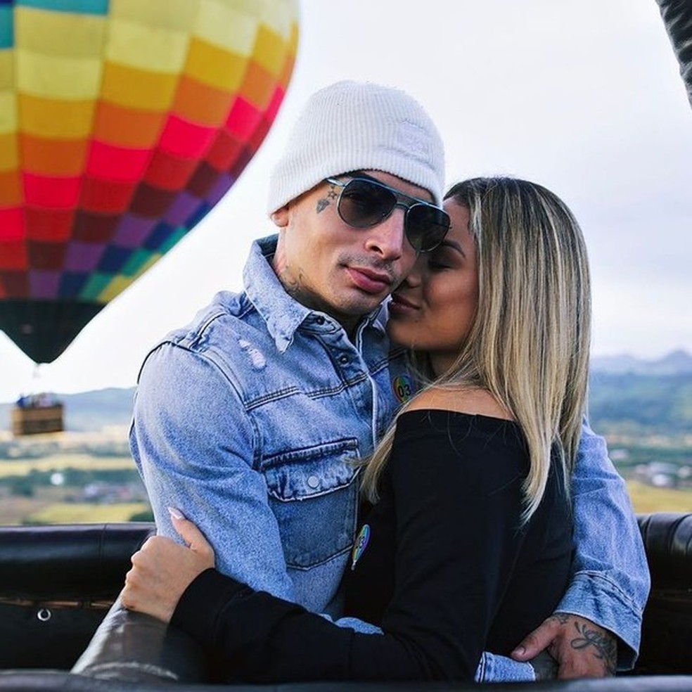 Lexa curte romance com Mc Guimê durante passeio de balão