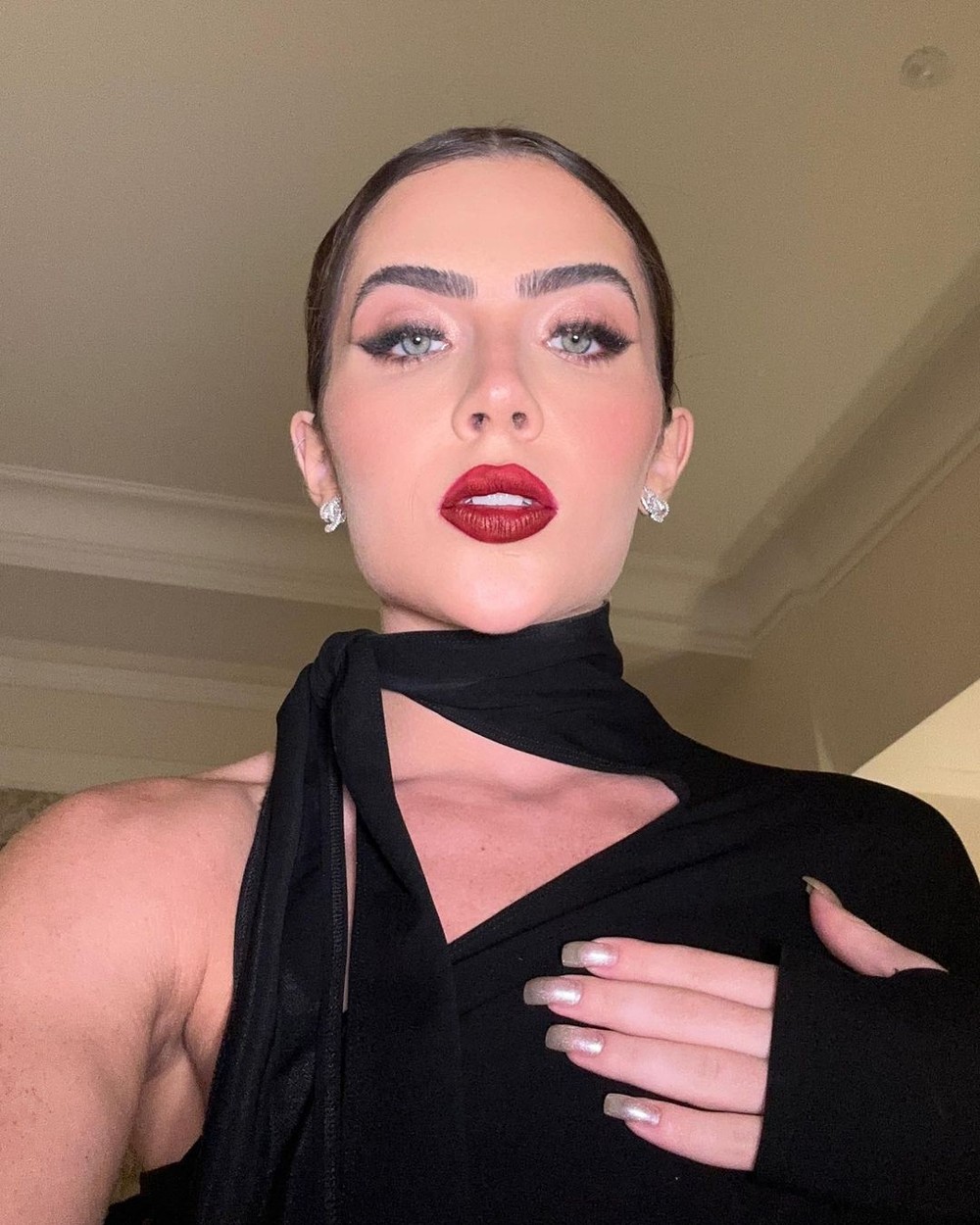 Jade Picon surge deslumbrante em clique na web