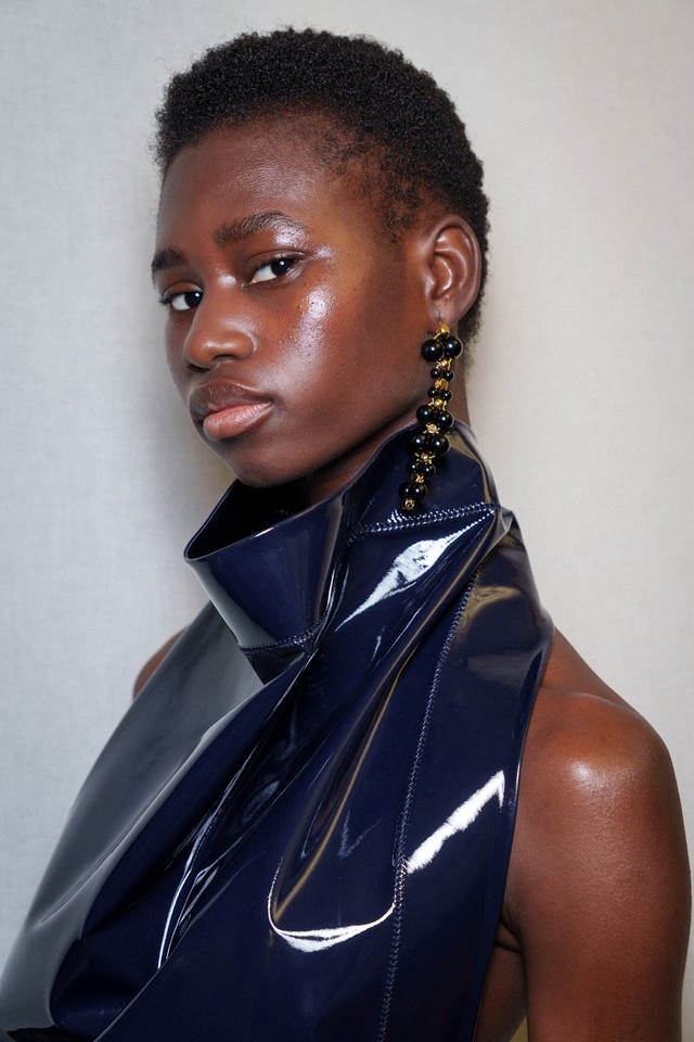 Passarelas internacionais inspiram os looks de beleza festivos para o ...