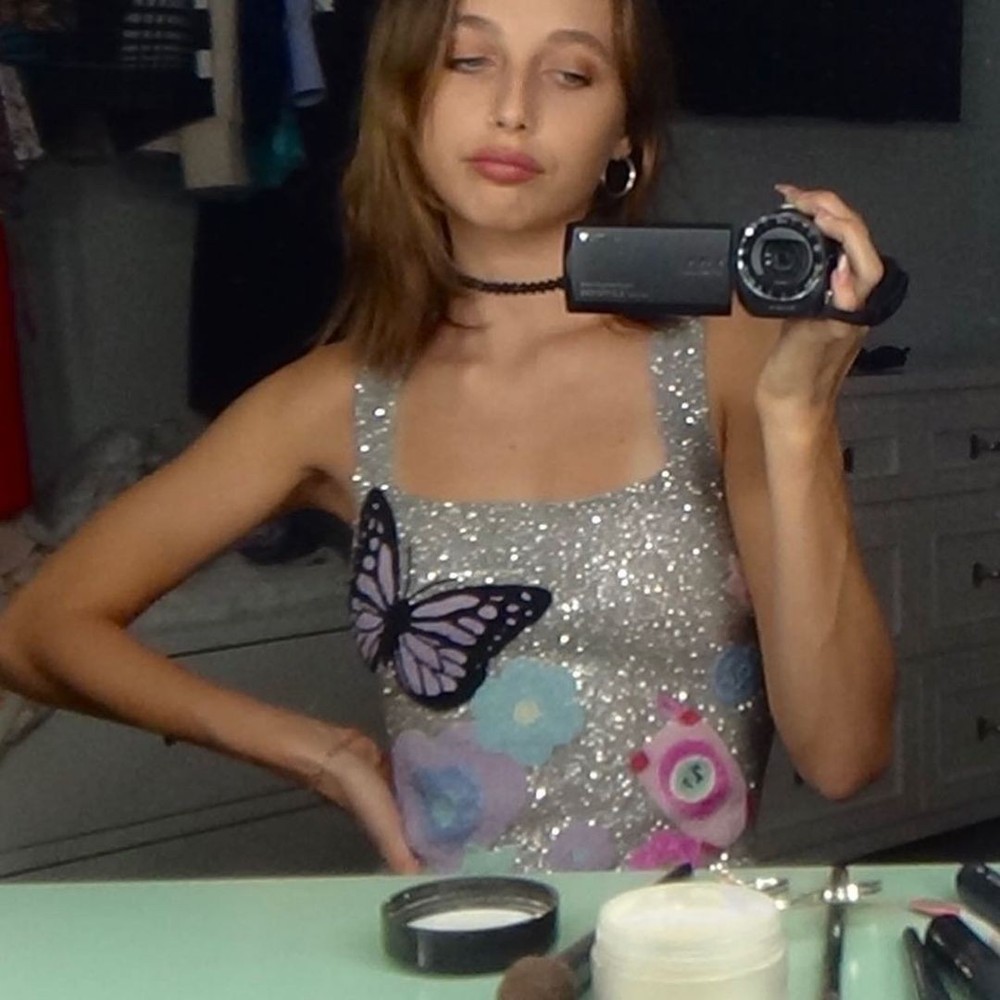 Emma Chamberlain: quem é a influencer que roubou a cena no MET Gala